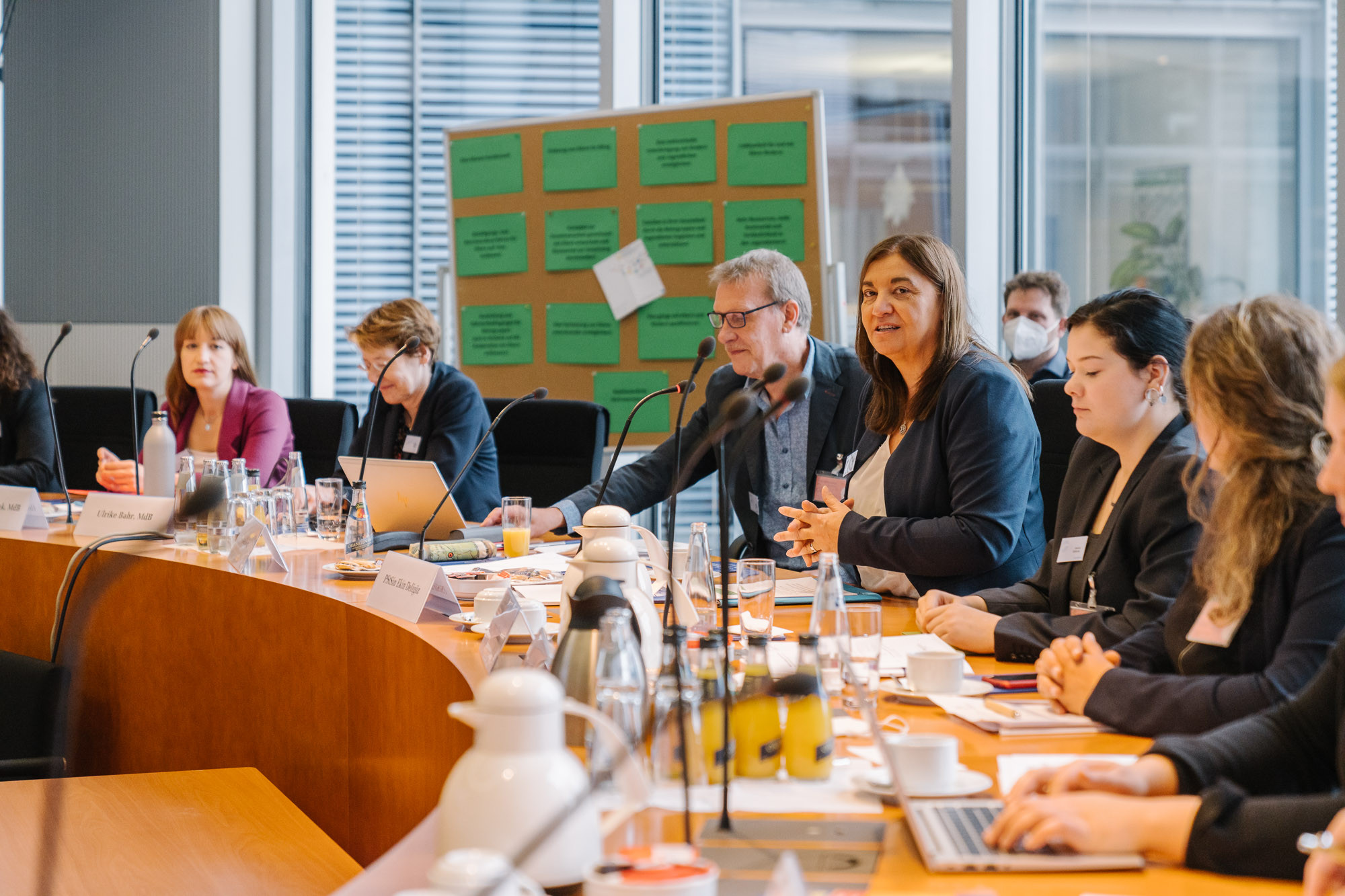 „Listen to us!“ Hearing mit jungen Menschen, Eltern und Fachpolitiker ...